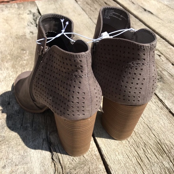 Universal Thread | Shoes | Universal Threads Collie Gray Laser Cut ...